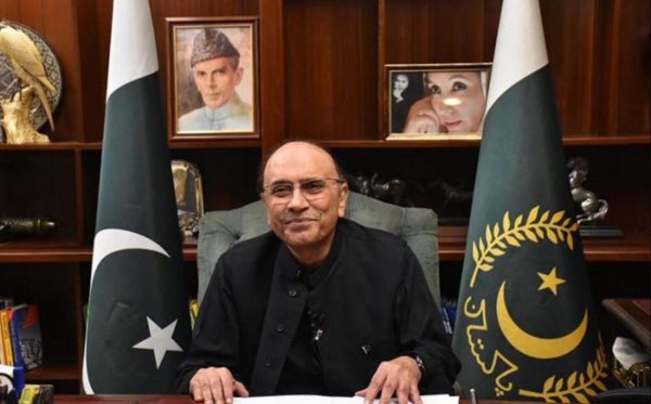 'Powerful quarters want Zardari gone': Journalist drops major ...