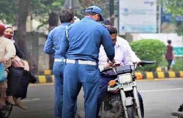 Lahore Bikers on Traffic Police Radar; Cops flout helmet laws openly