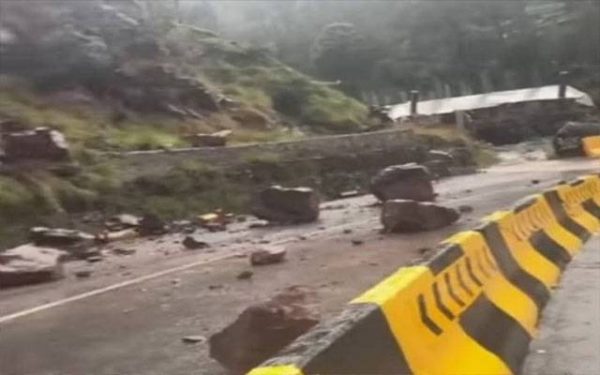 Murree Expressway closed for traffic after landslide amid heavy rainfall
