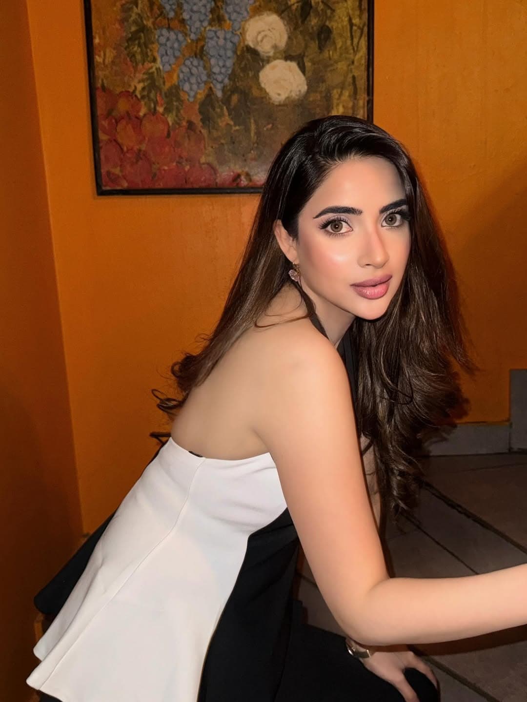 Saboor Aly stuns in Chic Sleeveless Top; See sizzling pics here