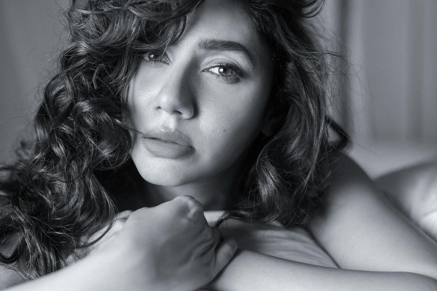 Mahira Khan’s new sizzling photoshoot breaks the internet