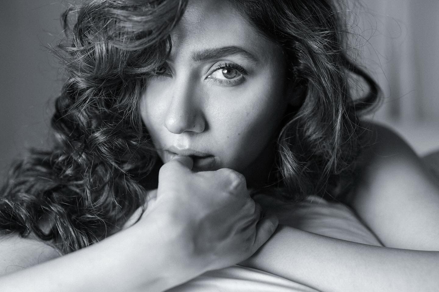 Mahira Khan’s new sizzling photoshoot breaks the internet