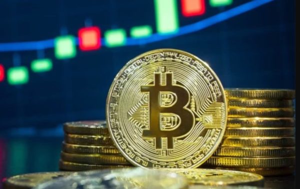 Bitcoin slides to $123,500 after touching $125K mark amid Safe-Haven Buying