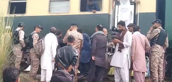 Several injured as Jaffer Express derails near Sultan Kot after Blast