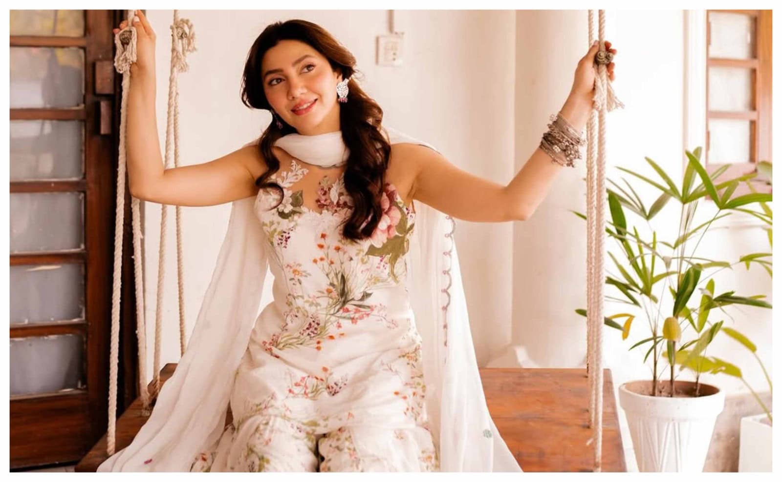 Mahira Khan turns heads with latest looks in sleeveless eastern dress